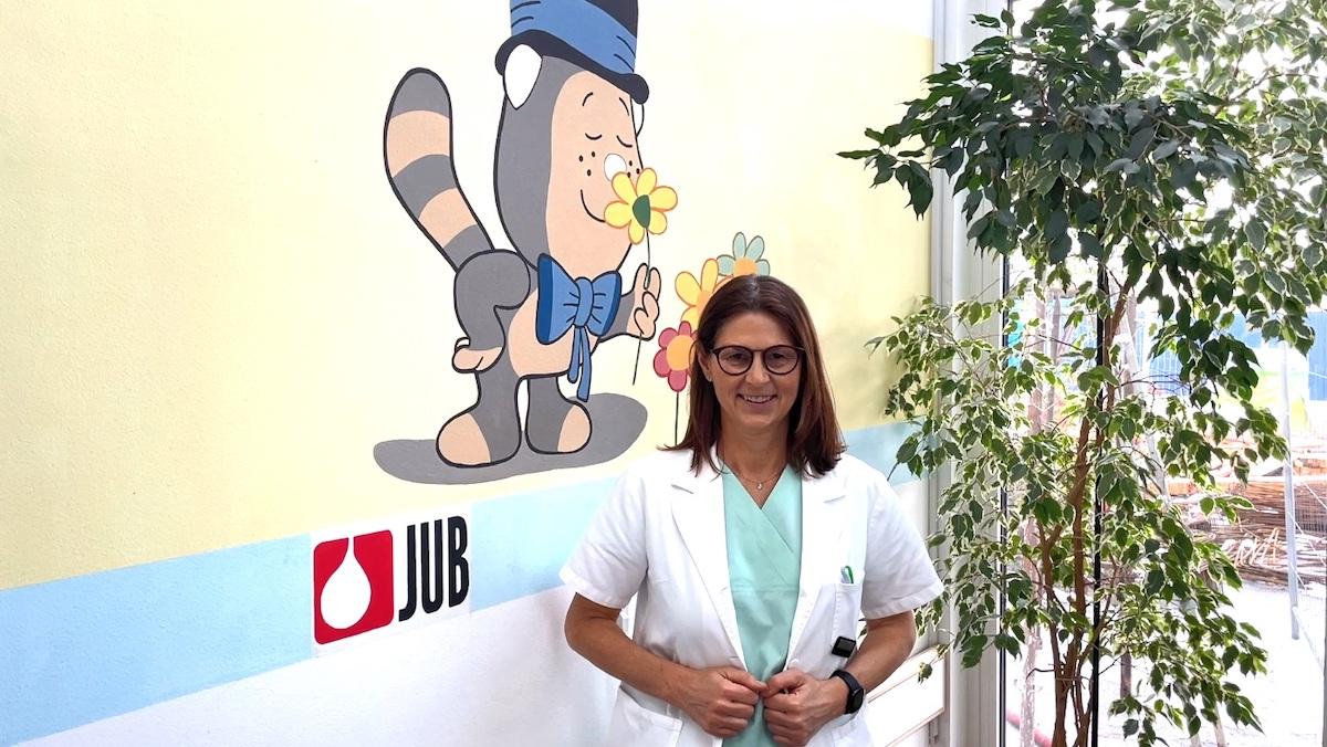 JUB prispeval barve za prenovo oddelka za mamice in novorojenčke v ...
